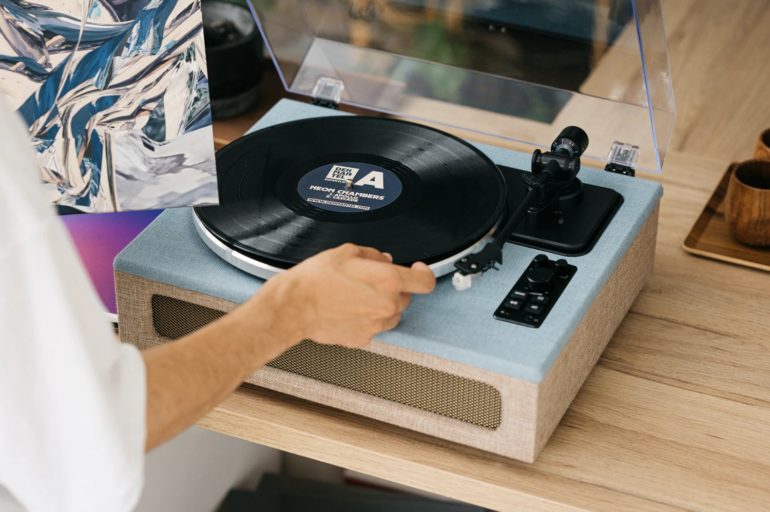 Lenco LS-440: Budget turntable with Bluetooth and 4 built-in speakers ...