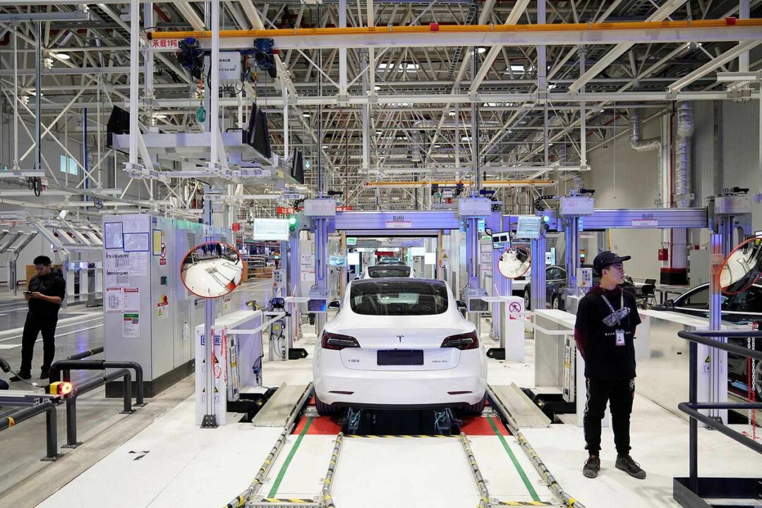 Tesla resumes production in Shanghai, forbidding employees to leave the ...
